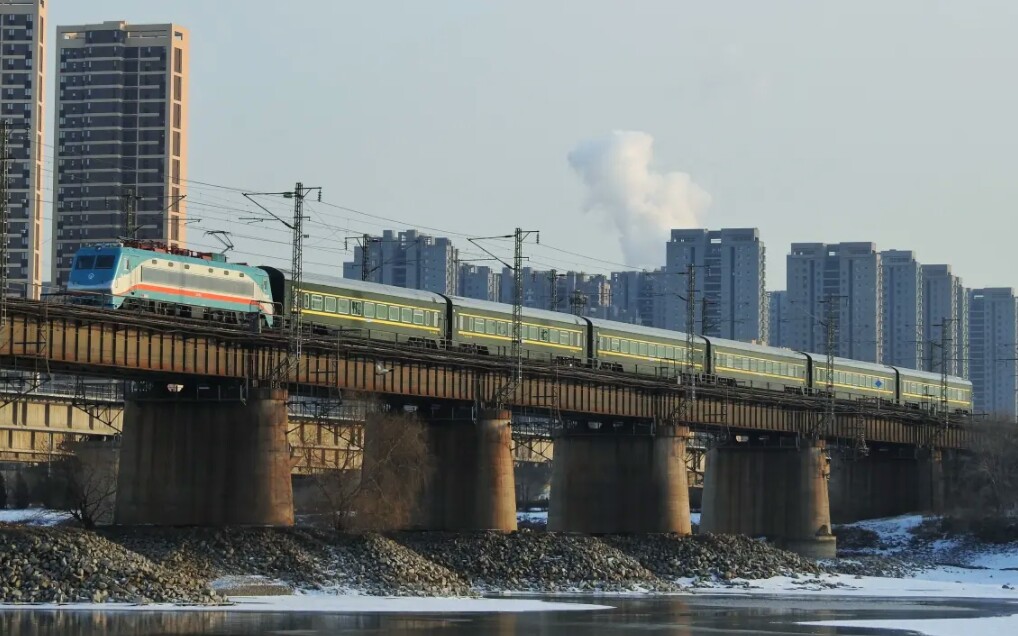 【火车模型】15节带灯百万城青藏25t车厢,挑战超级牵引力