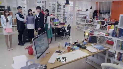 拥抱幸福:董事长召开部门会议,不料经理却带了新人助理出席