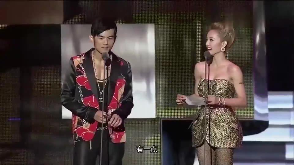 颁奖典礼,周杰伦蔡依林多年后同台颁奖,杰伦一开口,全场沸腾!