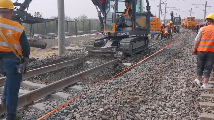 第一次近距离接触换枕施工,给力。#我要上热门 #施工现场