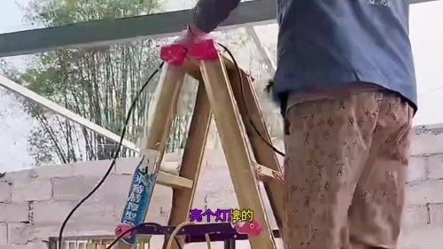 仓库房顶钢结构最怕大风吹结,所以一定焊接牢固