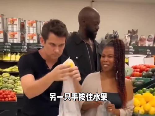 手势操控水果瞬间变形!魔术师现场上演不可思议水果魔法秀