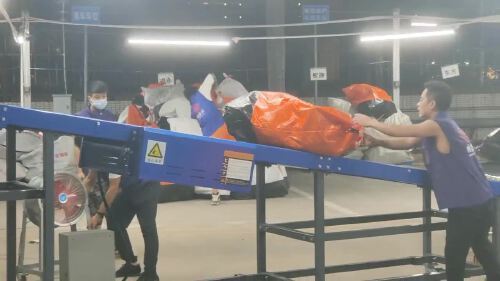 动力滚筒伸缩线现场布局,快递物流分拣卸货伸缩机