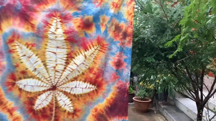 白族民族扎染技术让人钦佩,白族阿姨很亲切,手把手教学