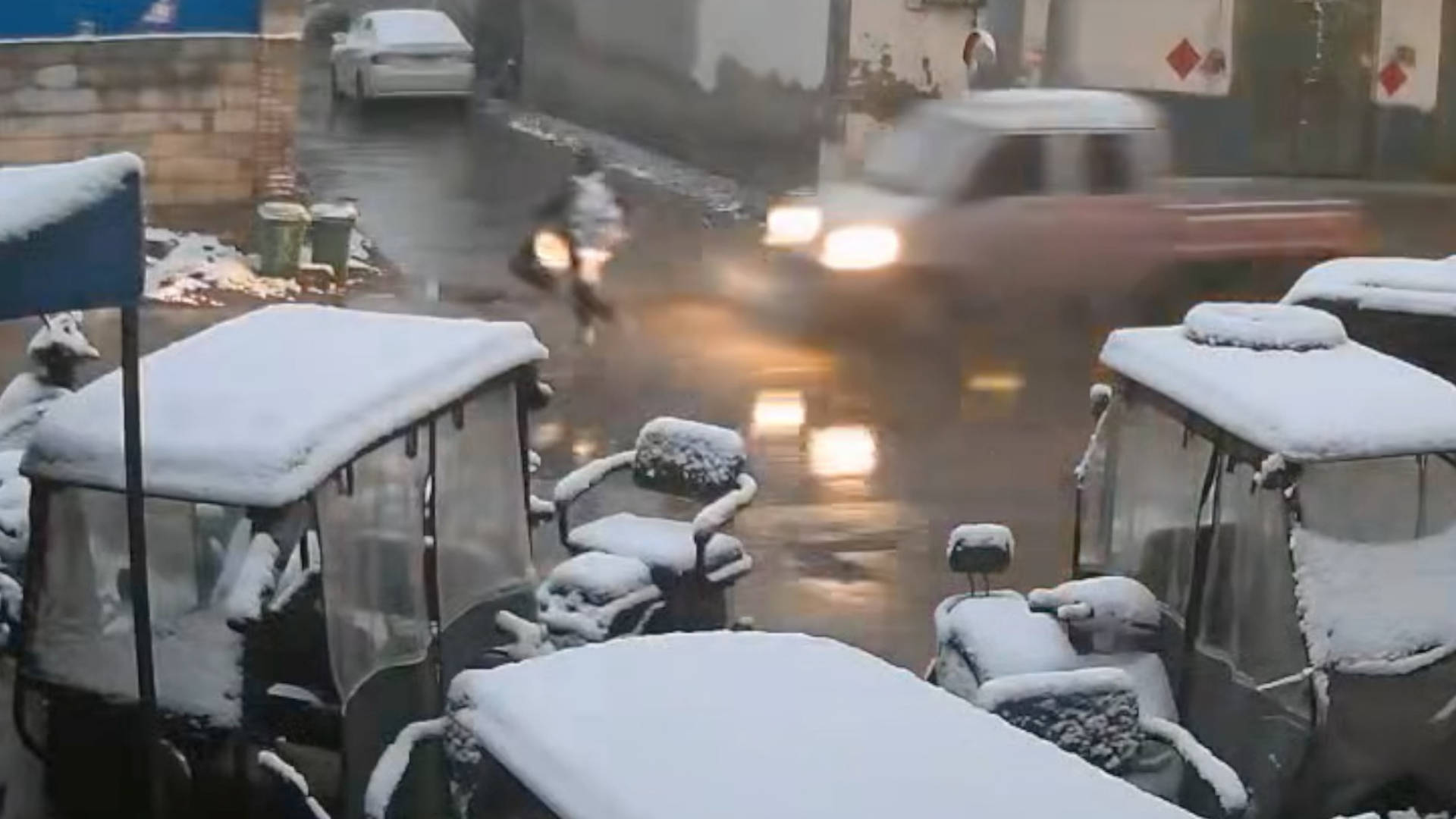 11岁学生横穿马路被小货车撞飞,车辆未停留直接驶离,警方调查中