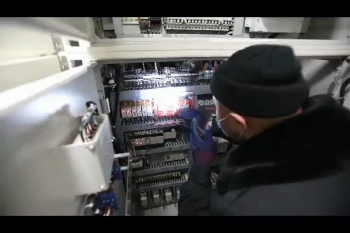 三棵树车辆段做好电气包含设备维护工作, 加强铁路钢轨严重冻害管理。