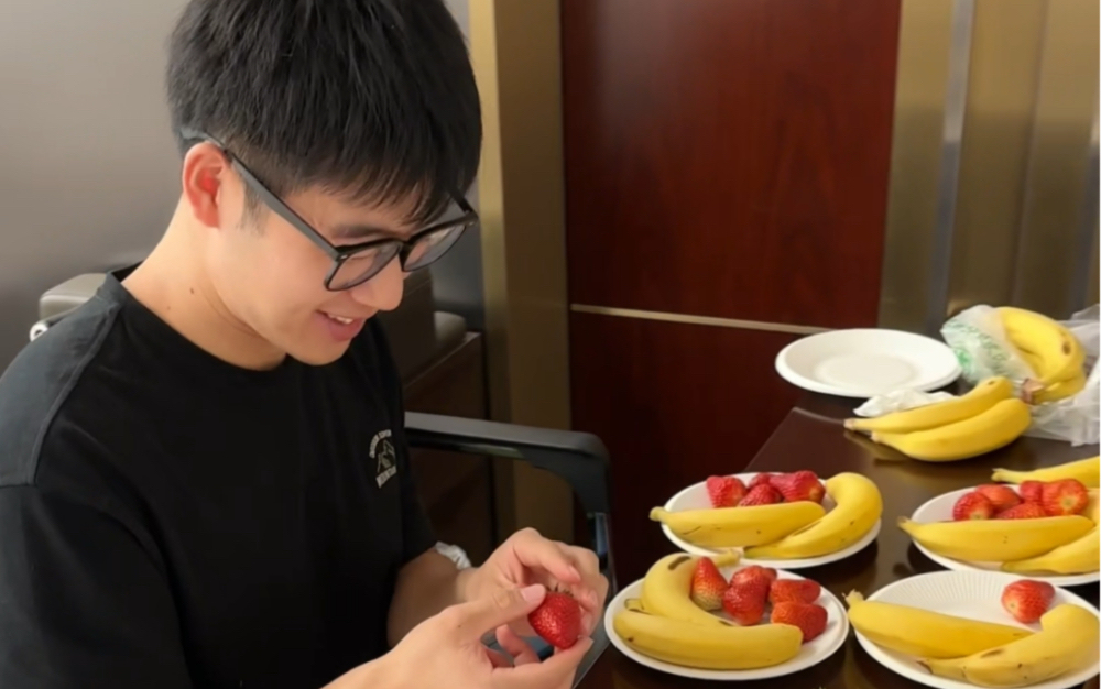 恭喜两位师兄通过博士论文答辩!接好运!