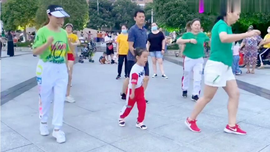 妈妈带3岁小孩跳鬼步舞,音乐一响跳个不停,吸引100多人围观!