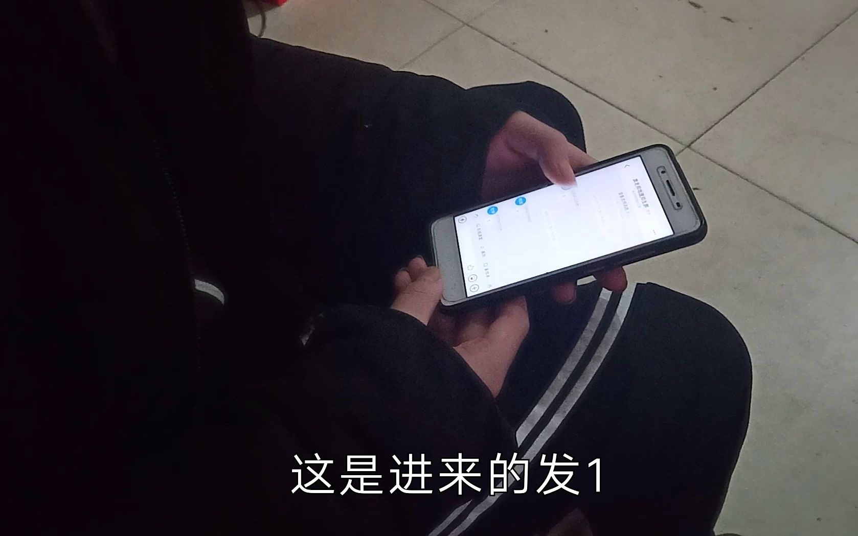 为应对初中生会考,老师要在钉钉上授课,大学生教他怎么操作?