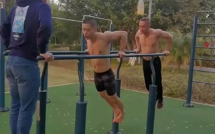 双杠臂屈伸正确姿势训练三头肌三角肌方法