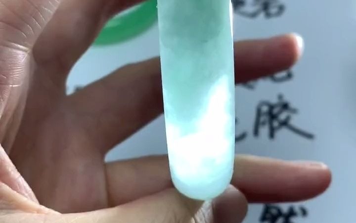 【玉石鉴定】简单有效鉴定翡翠手镯真假方法!