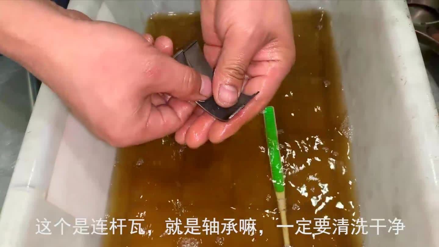 发动机的活塞怎么安装到缸筒里面?安装