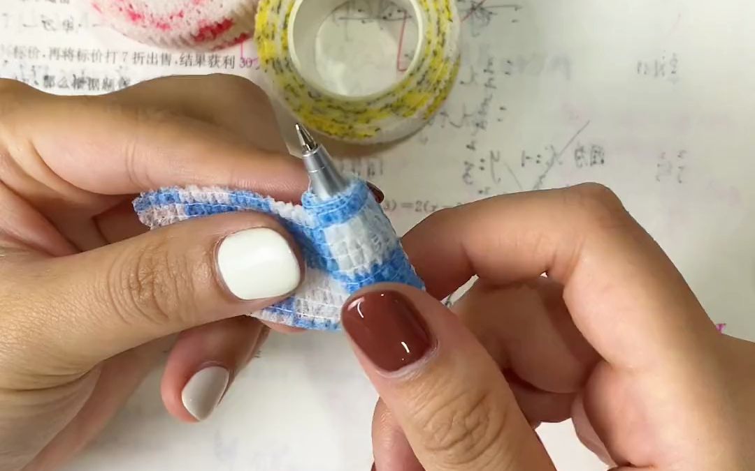 每天海量作业要写,给孩子准备了防老茧护指绷带,有了它手指确实舒服...