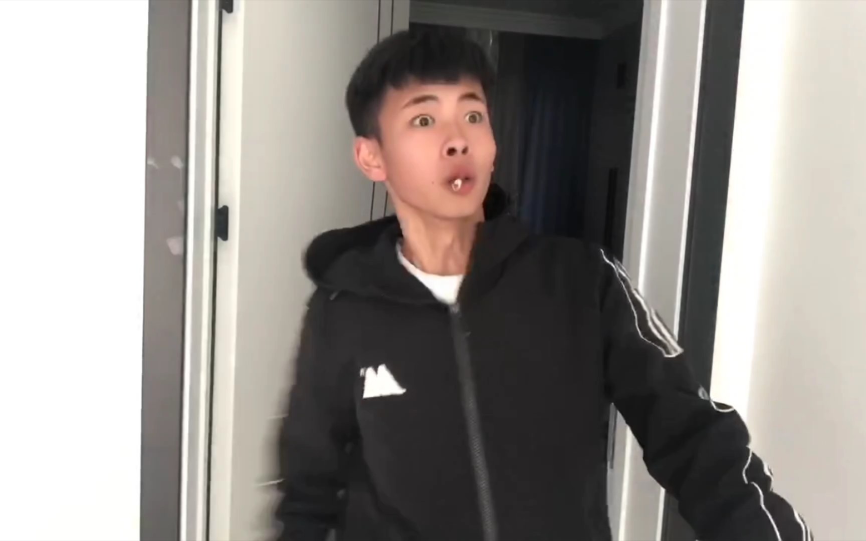 同学做的世界无烟日宣传短片,别点赞!