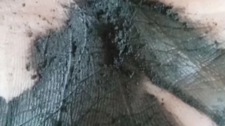 这是一款颗粒石墨,也叫人造石墨,粒度均匀,导电性好。