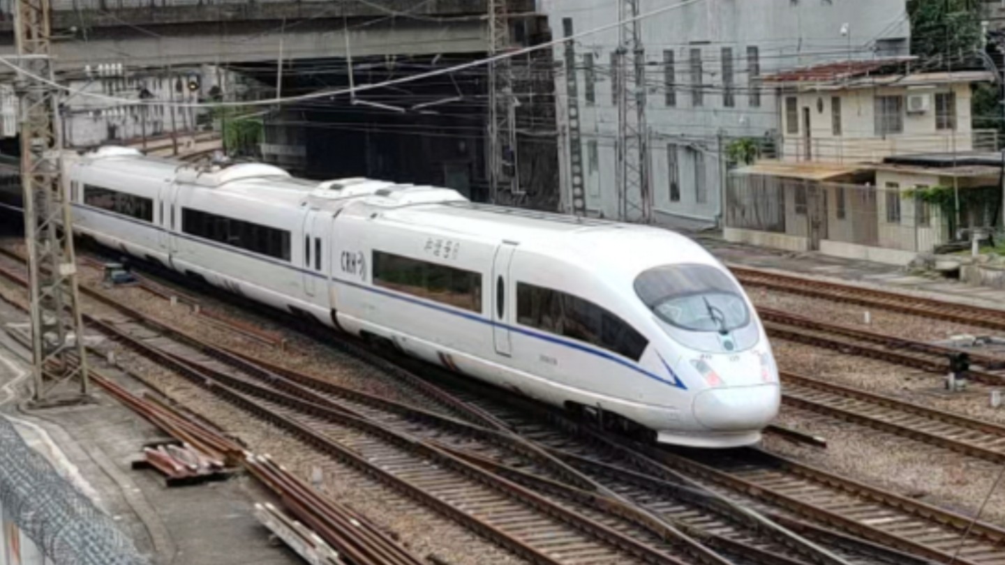 和谐号动车组统型CRH380B-3746担当G9677/8次列车广州站出站(列车...