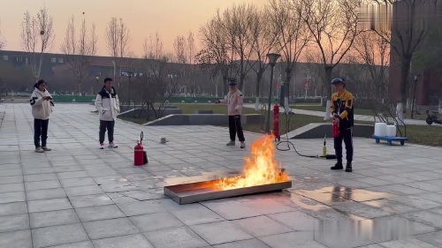 30年前生产的1211灭火器,还能成功灭火吗?