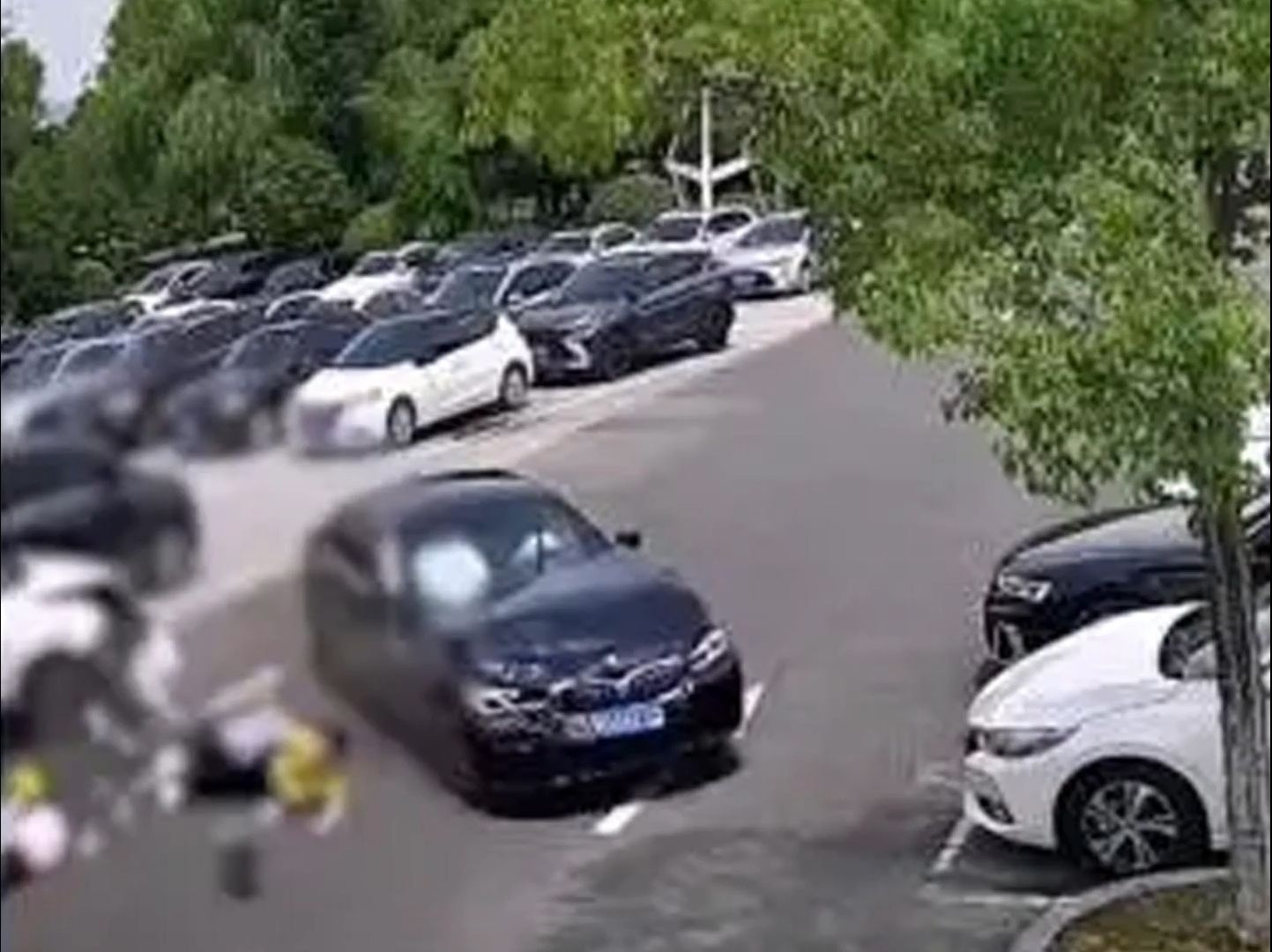 司机制止孩子打闹误踩油门,轿车6秒连撞3车4人,一名被撞女孩被摘除...