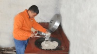 农村小哥炒5斤大米, 花3块钱碾米, 看看他要做啥特色小吃