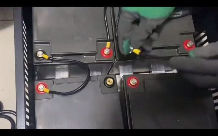 UPS电源安装操作山特C3KS搭配8只蓄电池 ups电源 ups不间断电源