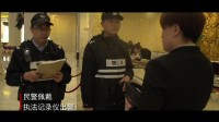 民警佩戴执法记录仪出警