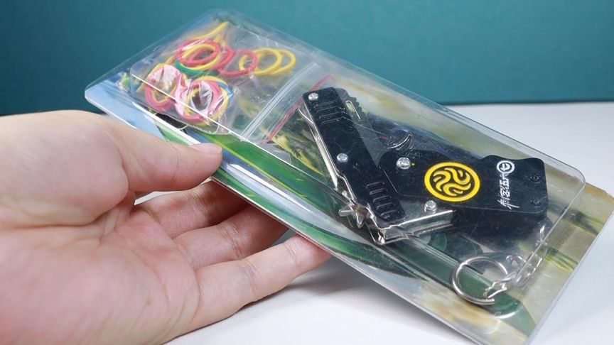 又找到一个老玩具,一个可以发射皮筋的玩具枪,小小的还能连发