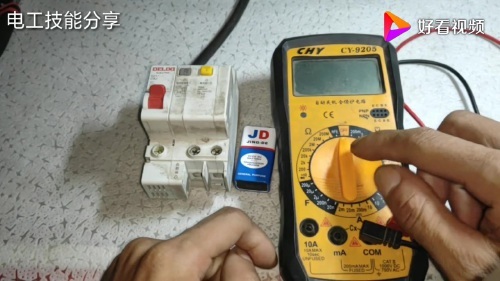 万用表看似简单无比,直流电压测量却暗藏玄机,老电工的秘诀你知道吗?