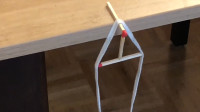 为何三角形最具稳定性?将火柴和绳子组装,悬挂重物后秒懂
