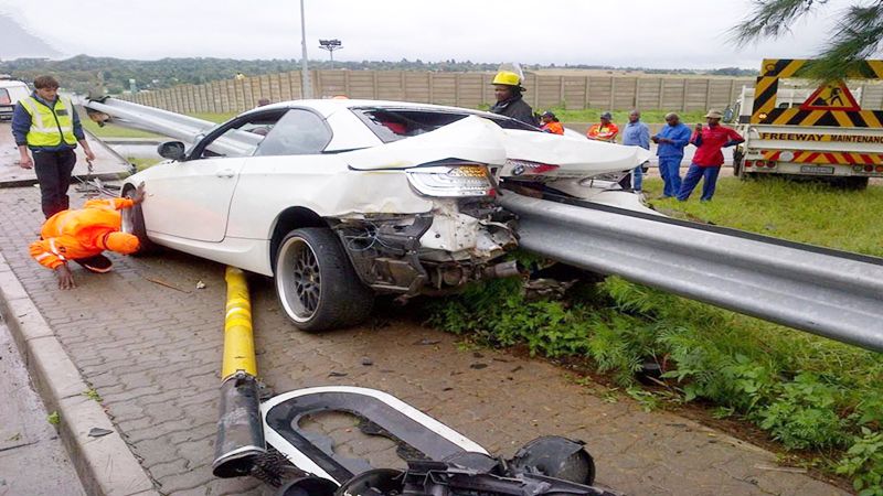 高速路防护栏碰撞测试,各类车辆轮番撞击,质量必须达标才行