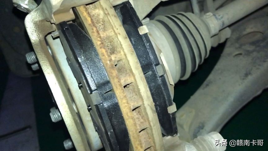 没事干,自己动手换刹车片,欢迎大家指正