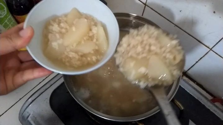 秋季必备饮食 适合老人和小孩吃的雪梨粥,做法简单,味道绝佳