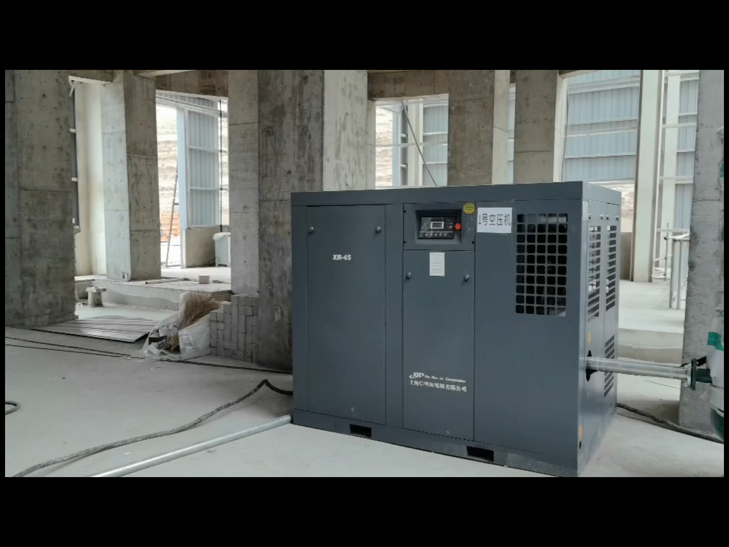 信然低压水泥输送空压机助力中国华西(四川华西集团有限公司)6月6日,...