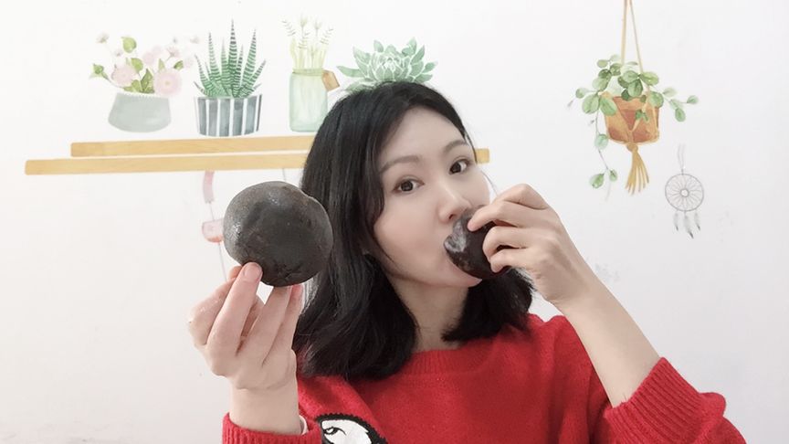在冰箱里反复冰冻后的大冻梨,闻起来一股馊味,吃起来香甜多汁