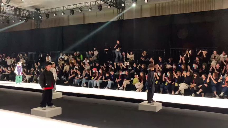 卖衣服的,不是牌子高端就高人一等的,找准自己定位