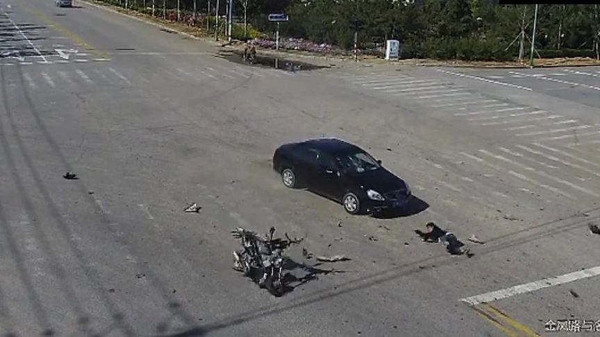 监控拍下恐怖一幕电动车被撞碎