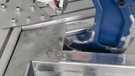 轻钢龙骨穿刺铆接,贝瑞克钢结构自冲铆接。