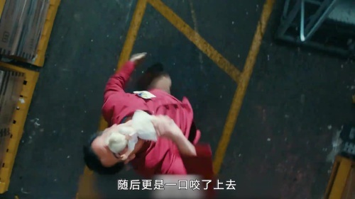 男人不小心得罪了芭比娃娃,被芭比娃娃一顿暴打,最后还掏出电锯