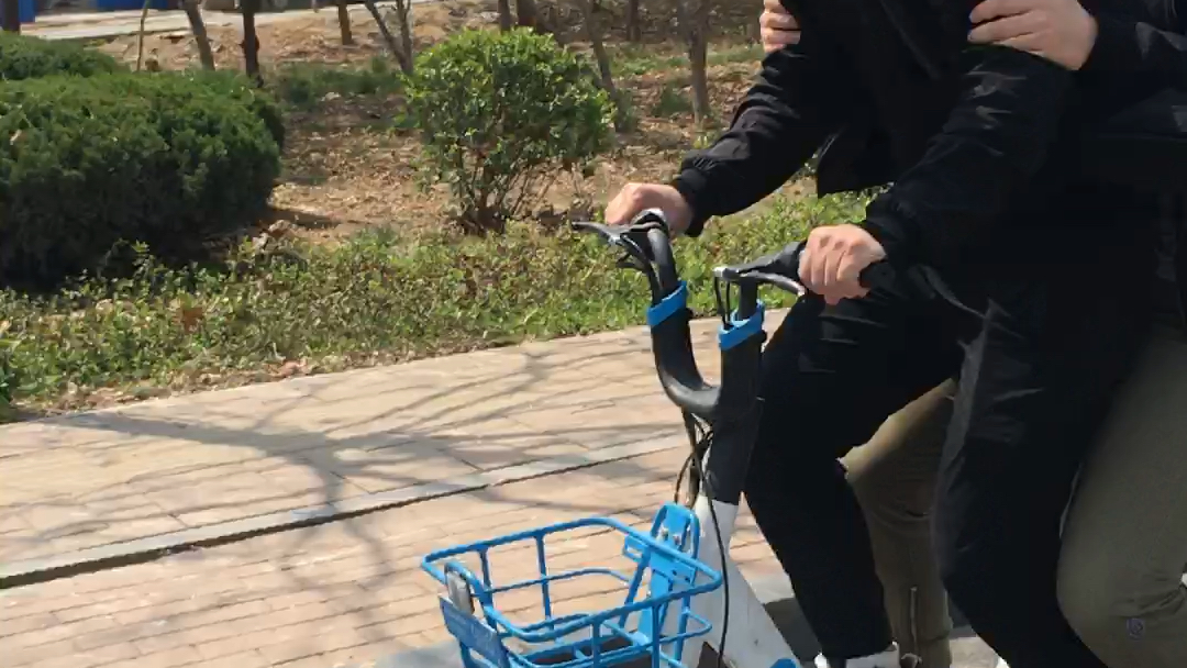 如何骑电动自行车
