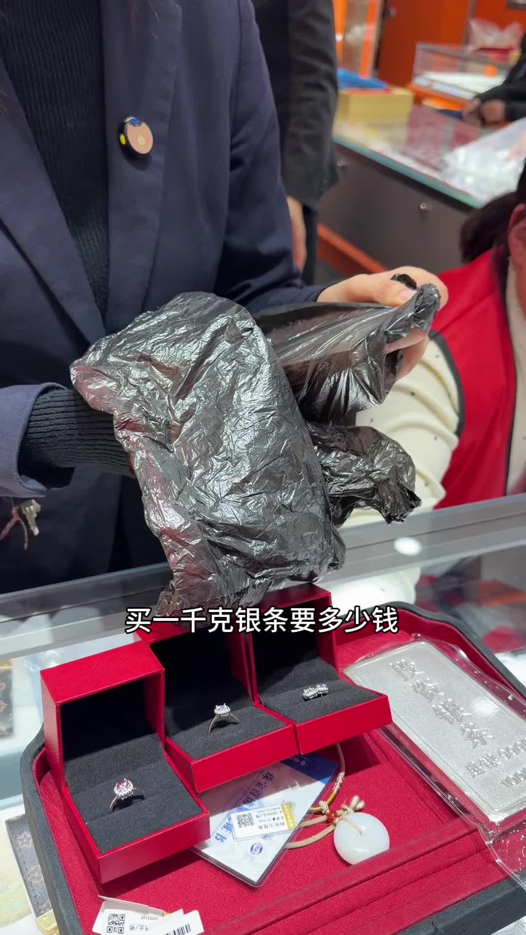 ...两个小方糖戒指、吃烩面、湘菜#小方糖戒指 #逛超市 #吊坠挂件 #戒指