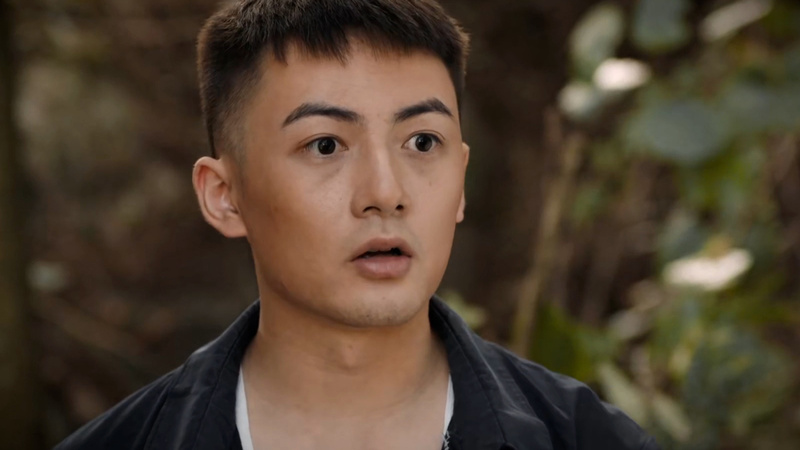 红月亮森林:小伙正在砍树,不料竟有人拦住他,怎么回事