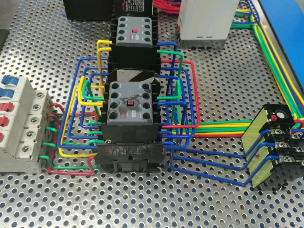 在学校实训室的日常
