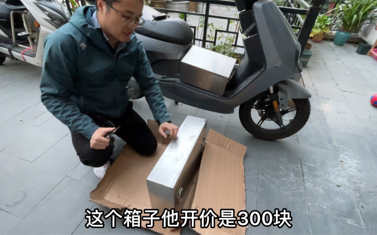 花300块给三轮车锂电池做个不锈钢箱子,201材质2.0厚,超结实。