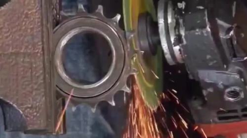 水电工牛人,用自行车齿轮和链条制作拆管神器,比管钳好用多了