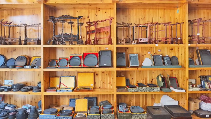 文房四宝批发市场,里面的砚台种类非常多,文房用品一饱眼福