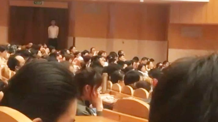 学校通知家长双休听讲座还要写感想,现场竟还卖东西,售价1800!