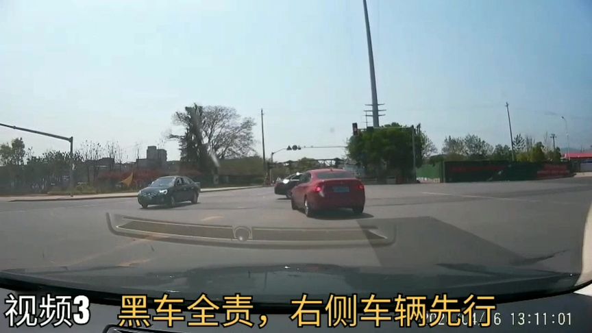 汽车交通事故集,大卡车变道撞后车,竟直接开走了,我太难了…