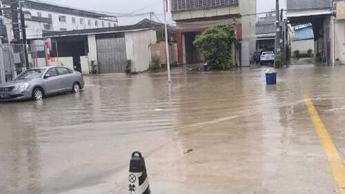 百年一遇暴雨突袭!城市瞬间变"水城",场面震撼堪比灾难大片