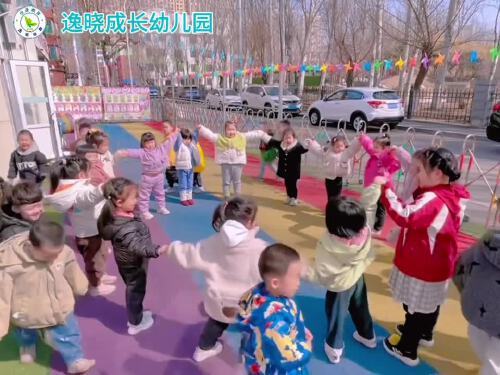 户外游戏《狼来了》培养幼儿积极参与游戏活动体验游戏带来的乐趣