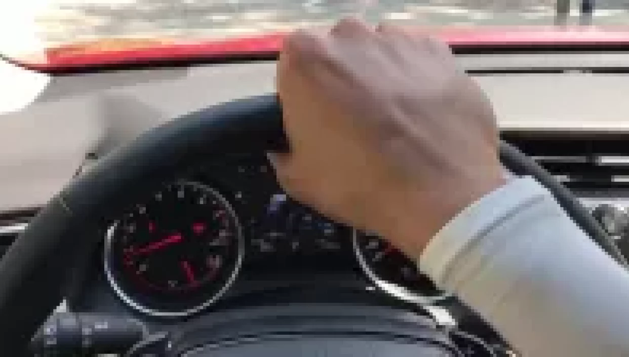 实拍:19款凯美瑞运动款方向盘手感不错,红色指针液晶仪表盘
