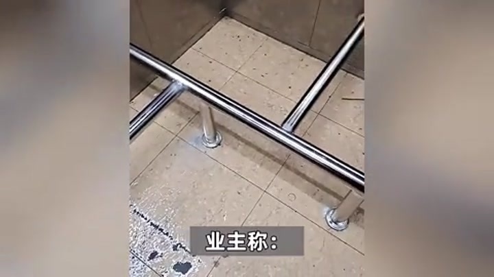 物业在电梯里装钢管防止电动车上楼,网友担忧:空间狭窄急救咋办
